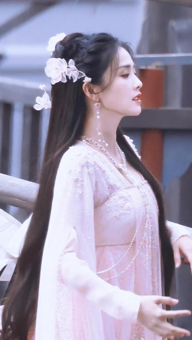 The makeup look of "Long Moon Ember" is absolutely amazing, it makes ...