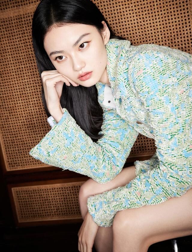 "Supermodel born in 1995" He Cong has really long legs, and the ...