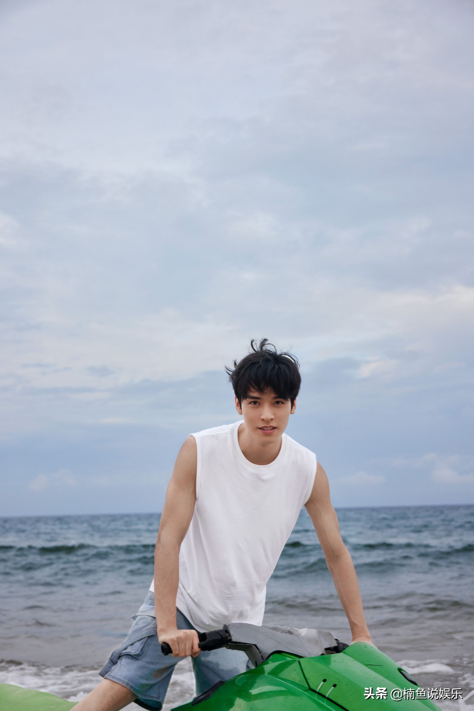 Gong Jun turned into a muscular man, basking in eight-pack abs in the ...