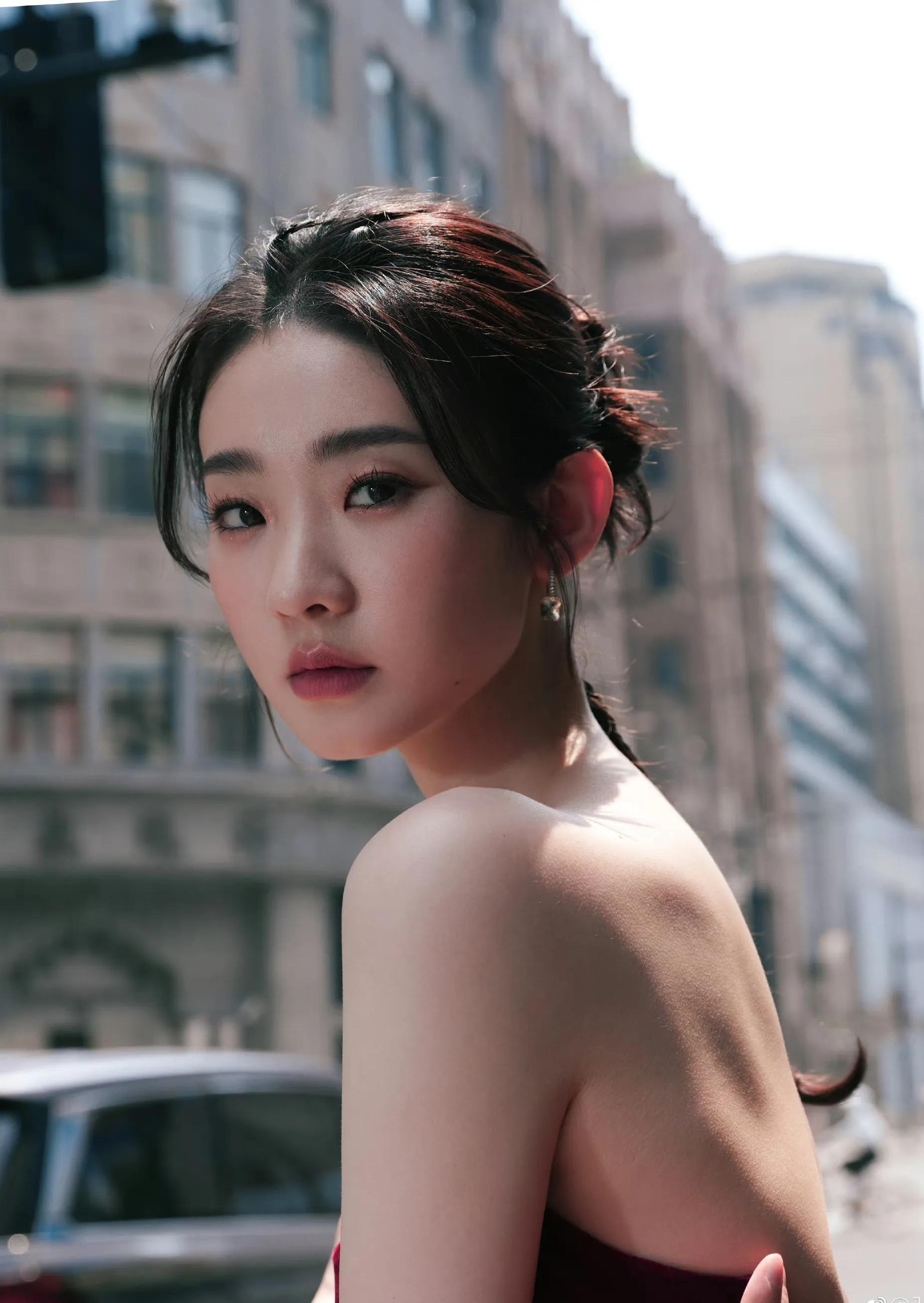 Big beauty Zhang Yifan - iNEWS