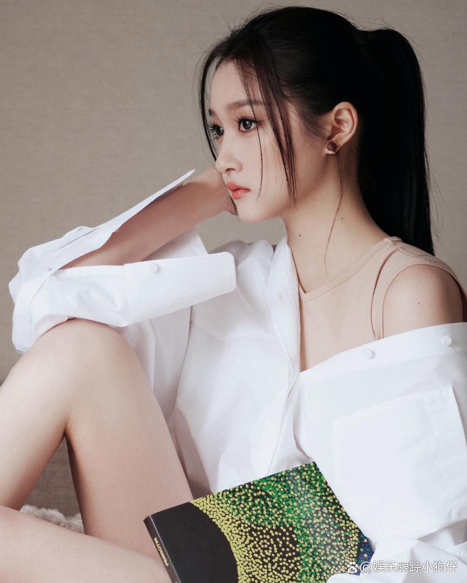 Guan Xiaotong's white shirt with a flesh-colored base looks like autumn clothes, and he ...