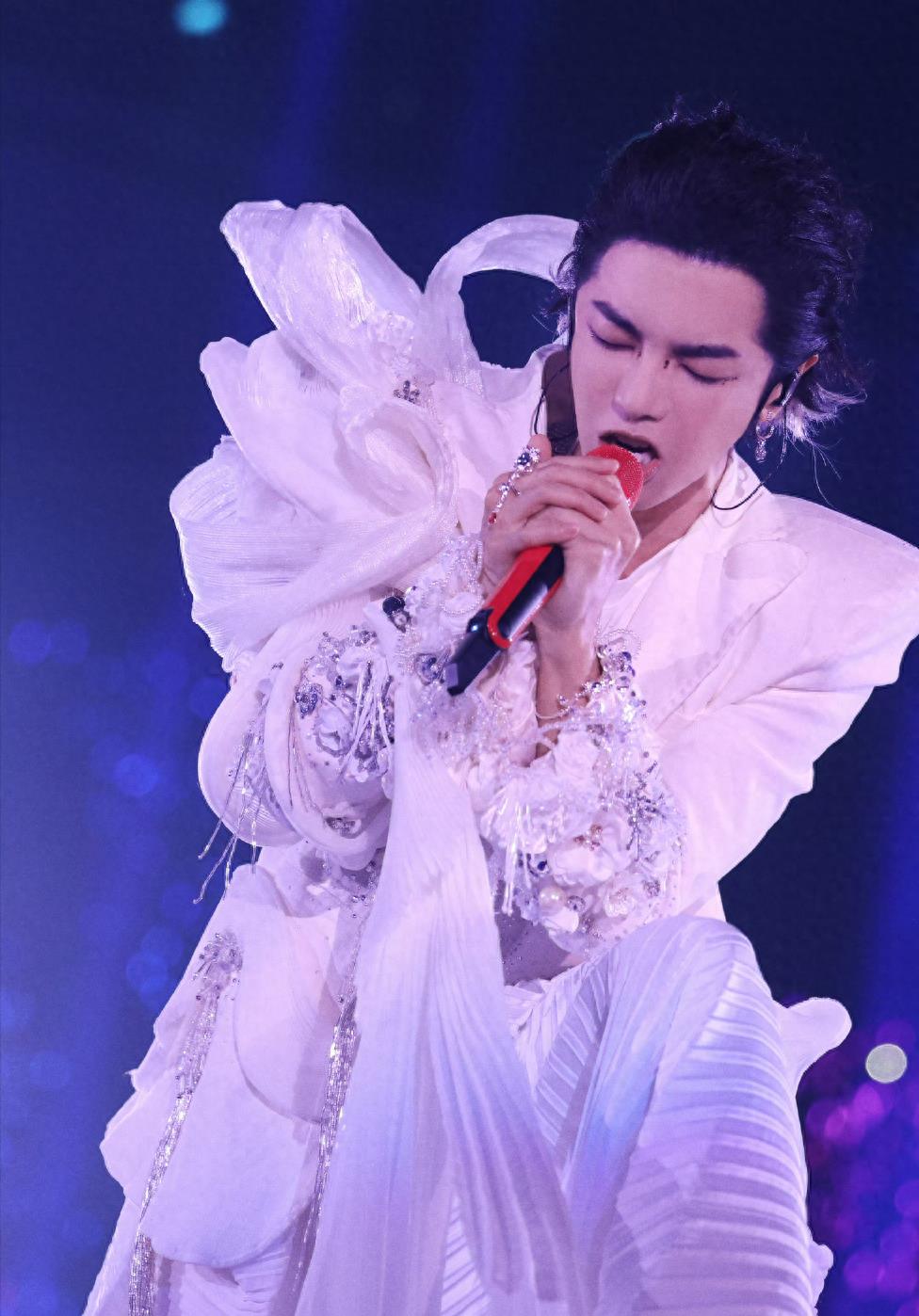 Hua Chenyu's 10th Anniversary Concert: Wearing a wedding dress with fans, the sweet interaction ...