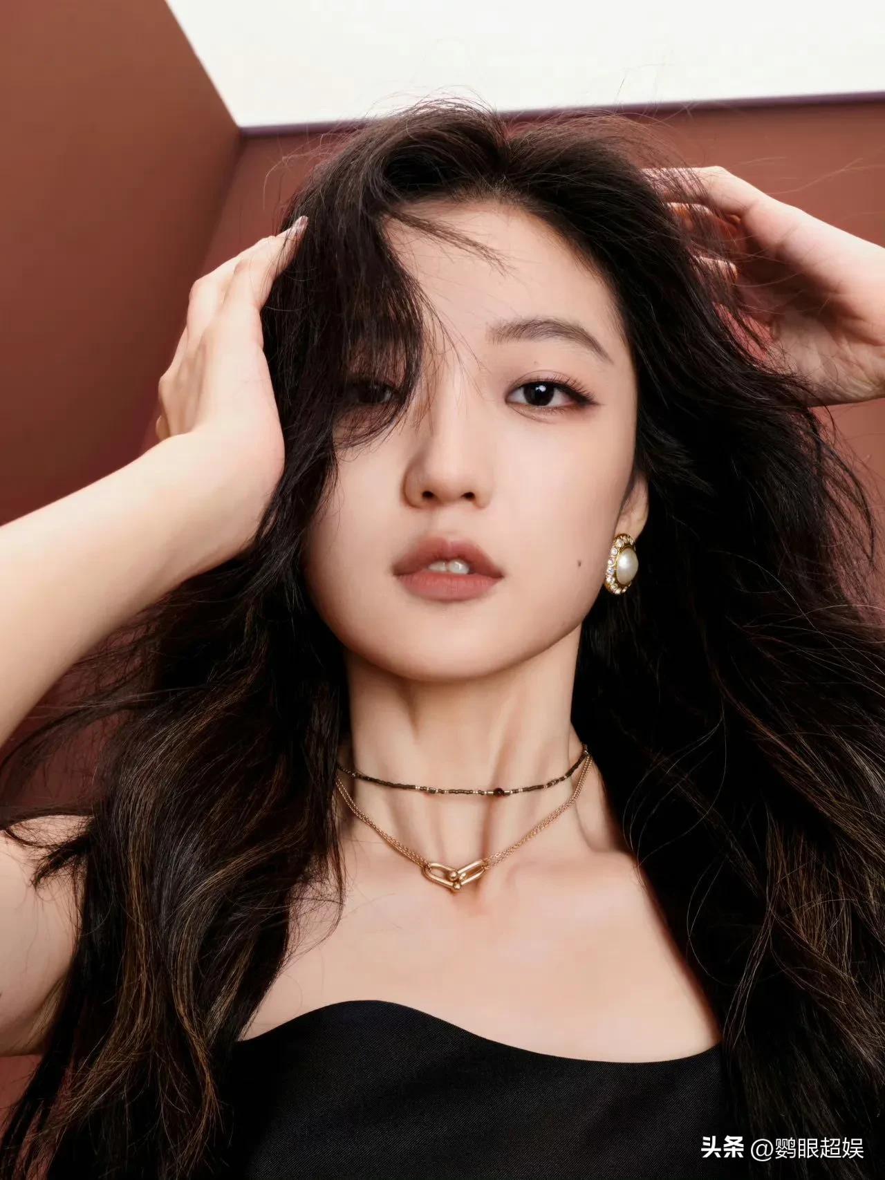 Sun Qian's light-faced and cold photo, with black big wavy long hair ...