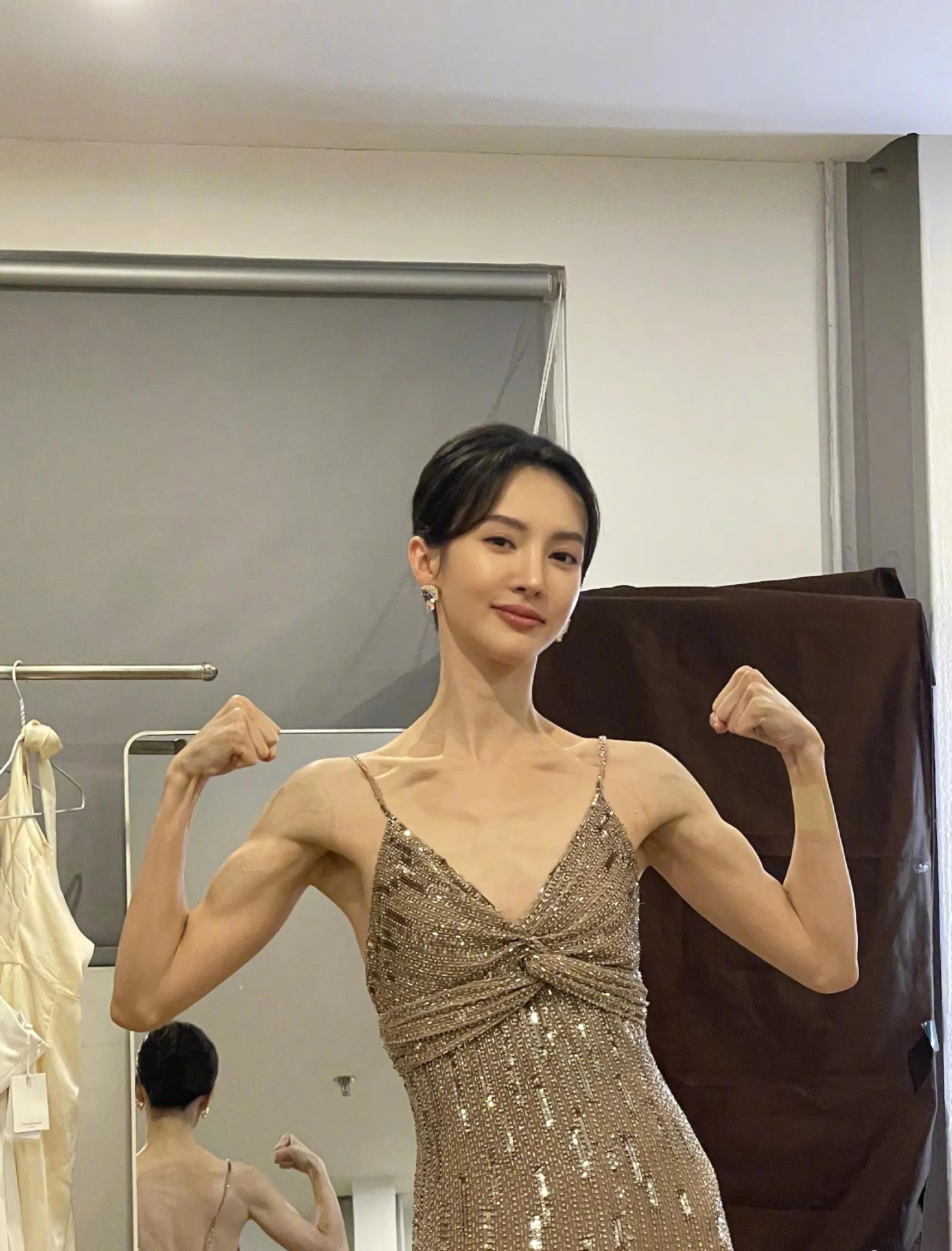 Jin Chen posted a fitness photo, with muscles like "King Kong Barbie ...