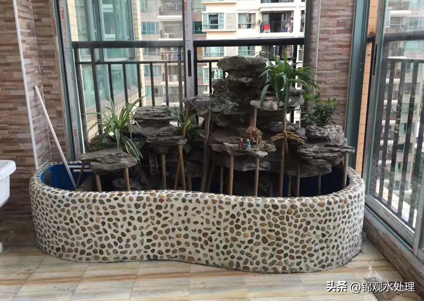 The customized fish pond on the balcony is really beautiful - iNEWS