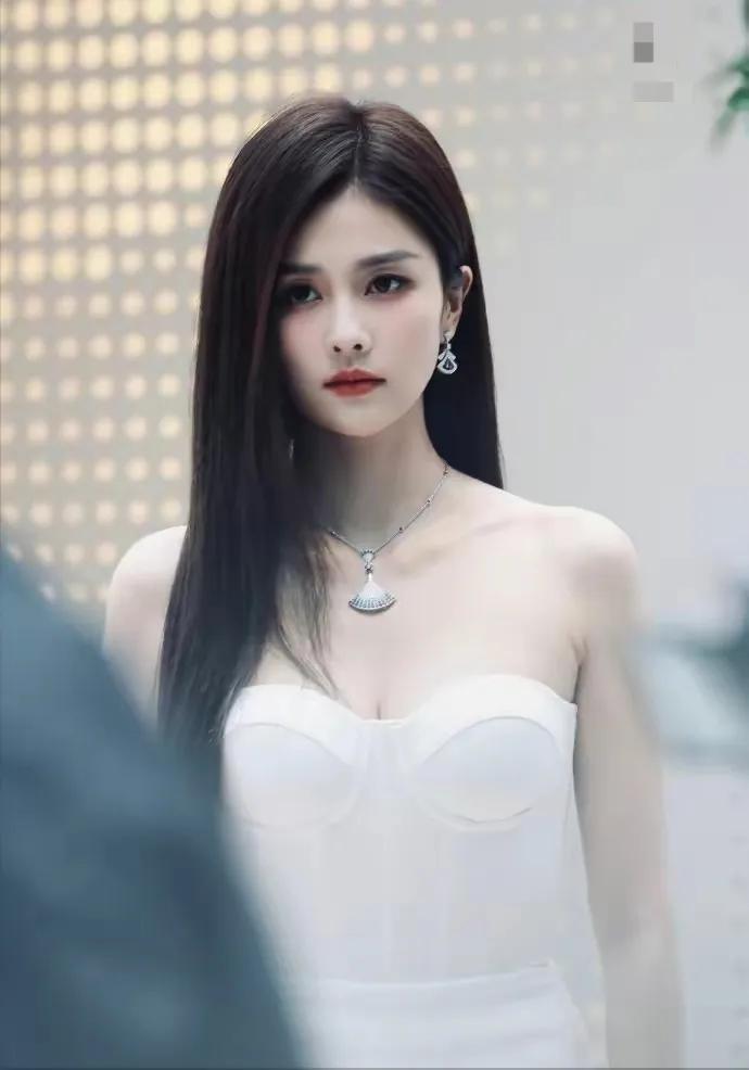 Bailu wears white tube top jumpsuit, her chest is slightly exposed, her ...