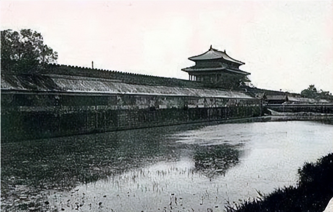 Old Shadows: The Daqing Gate has lost its wall, the Great Wall is ...