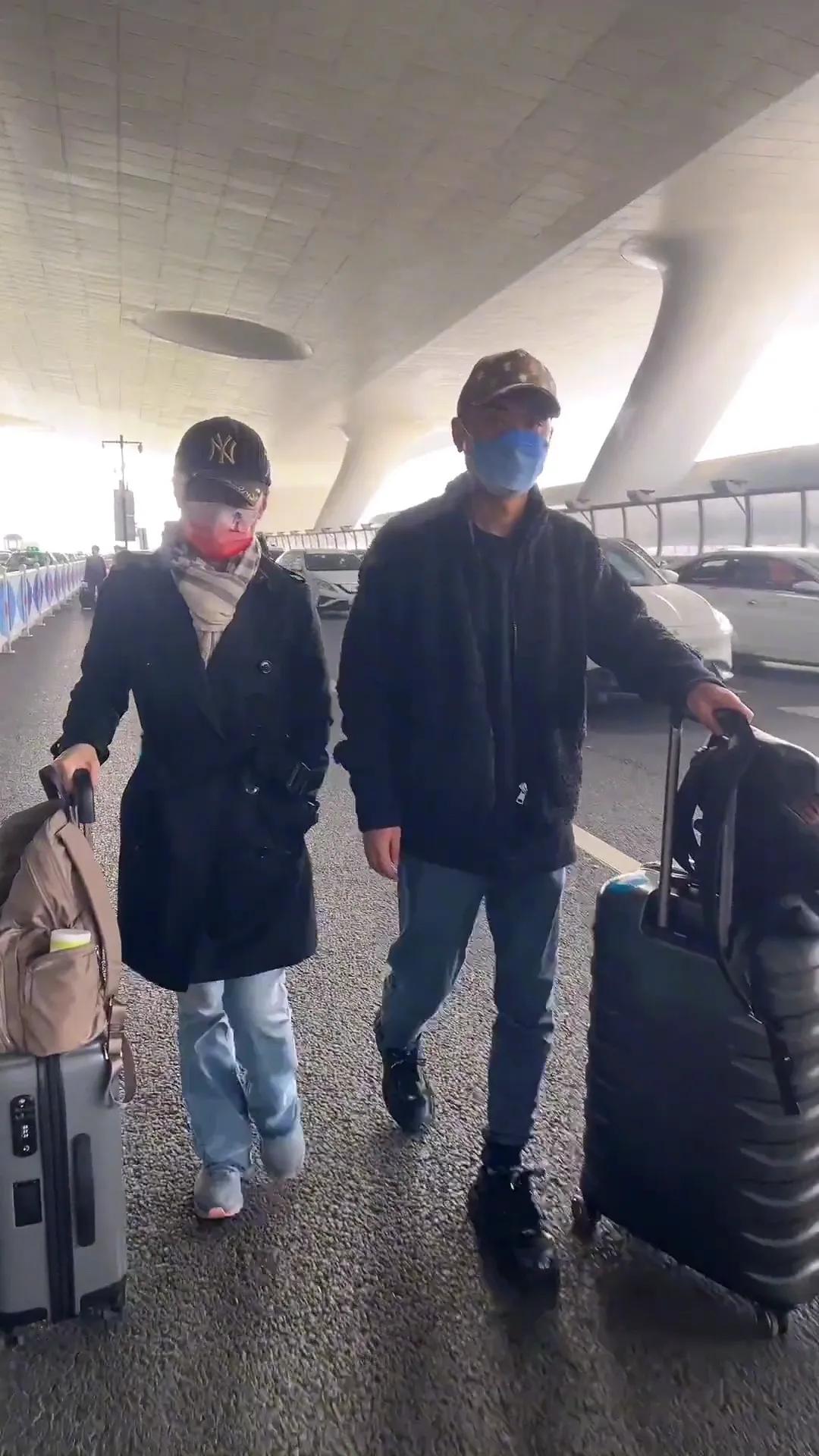 61-year-old Wu Qiong and her 15-year-old husband went back to their hometown to worship their ...