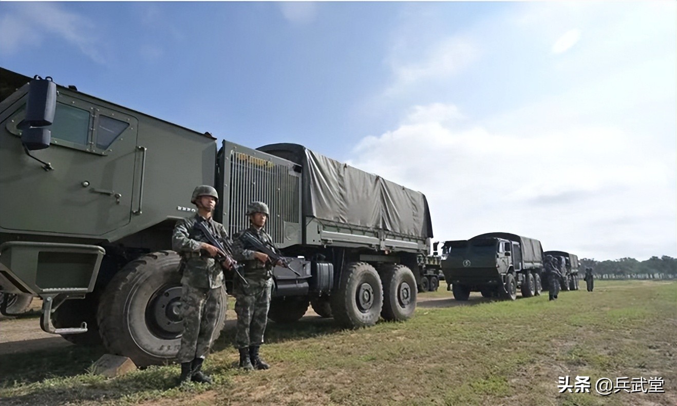 國產HMV3三代重卡集結？裝甲駕駛艙讓人放心，6×6底盤運力強大 - 頭條匯