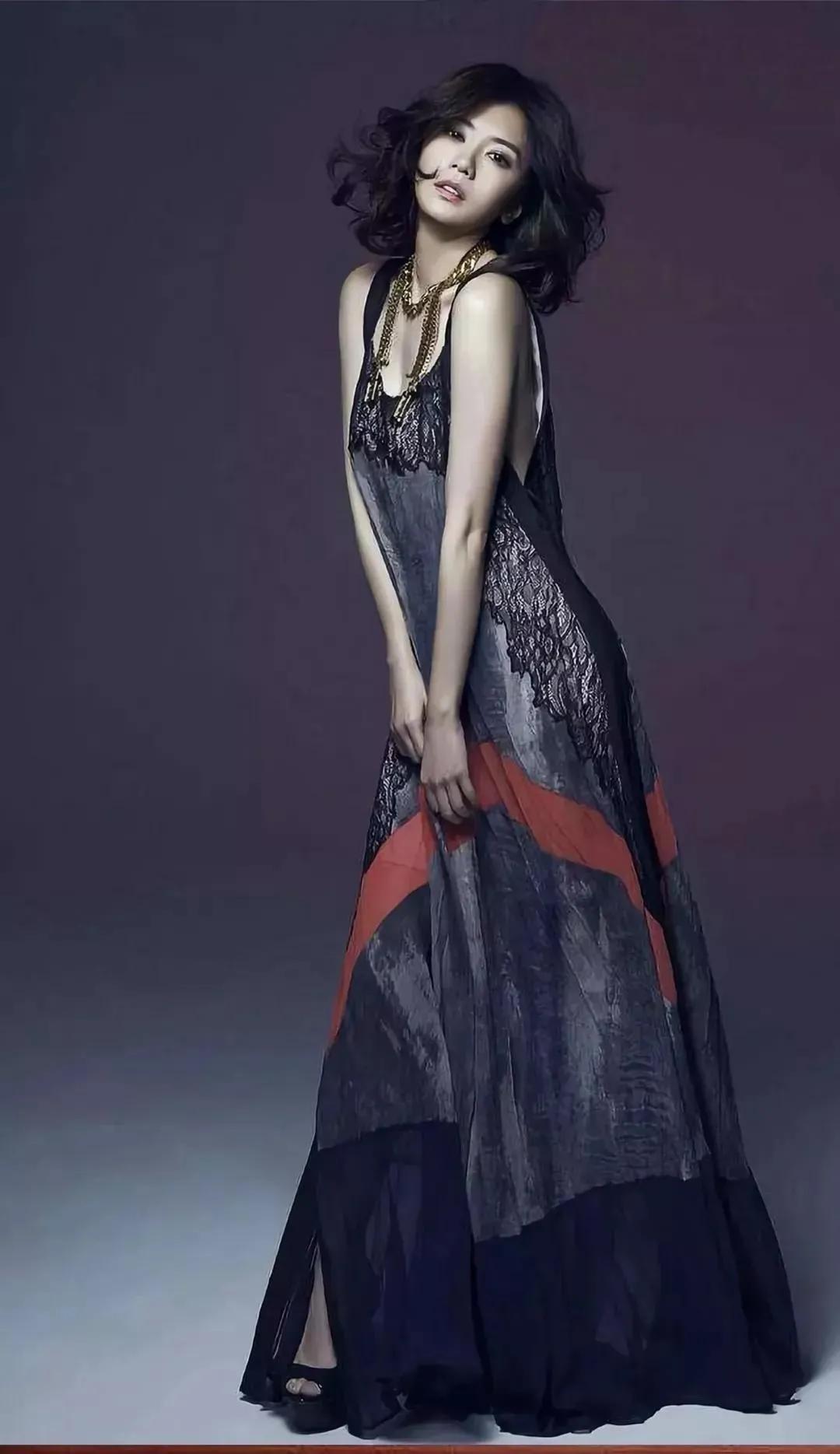 Sexy and charming, the eternal goddess Jia Jingwen - iNEWS