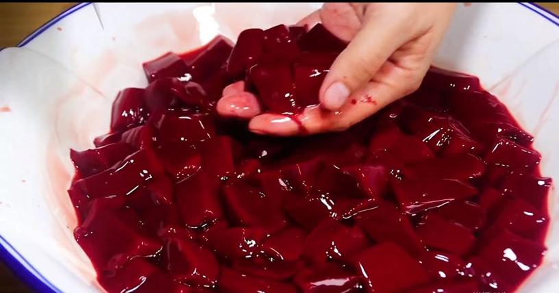 When cooking pig blood, it is a big mistake to boil it with boiling ...
