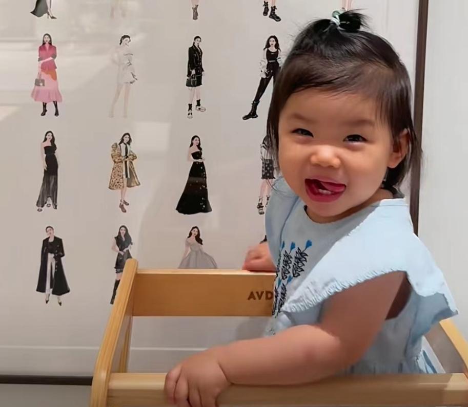 Recent photos of Cheng Xiaoyue's daughter, the 1-year-old chubby girl ...