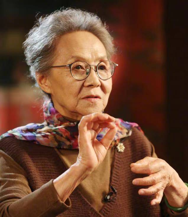 National grandma Wu Yanshu often wears cheongsam with emeralds, showing ...