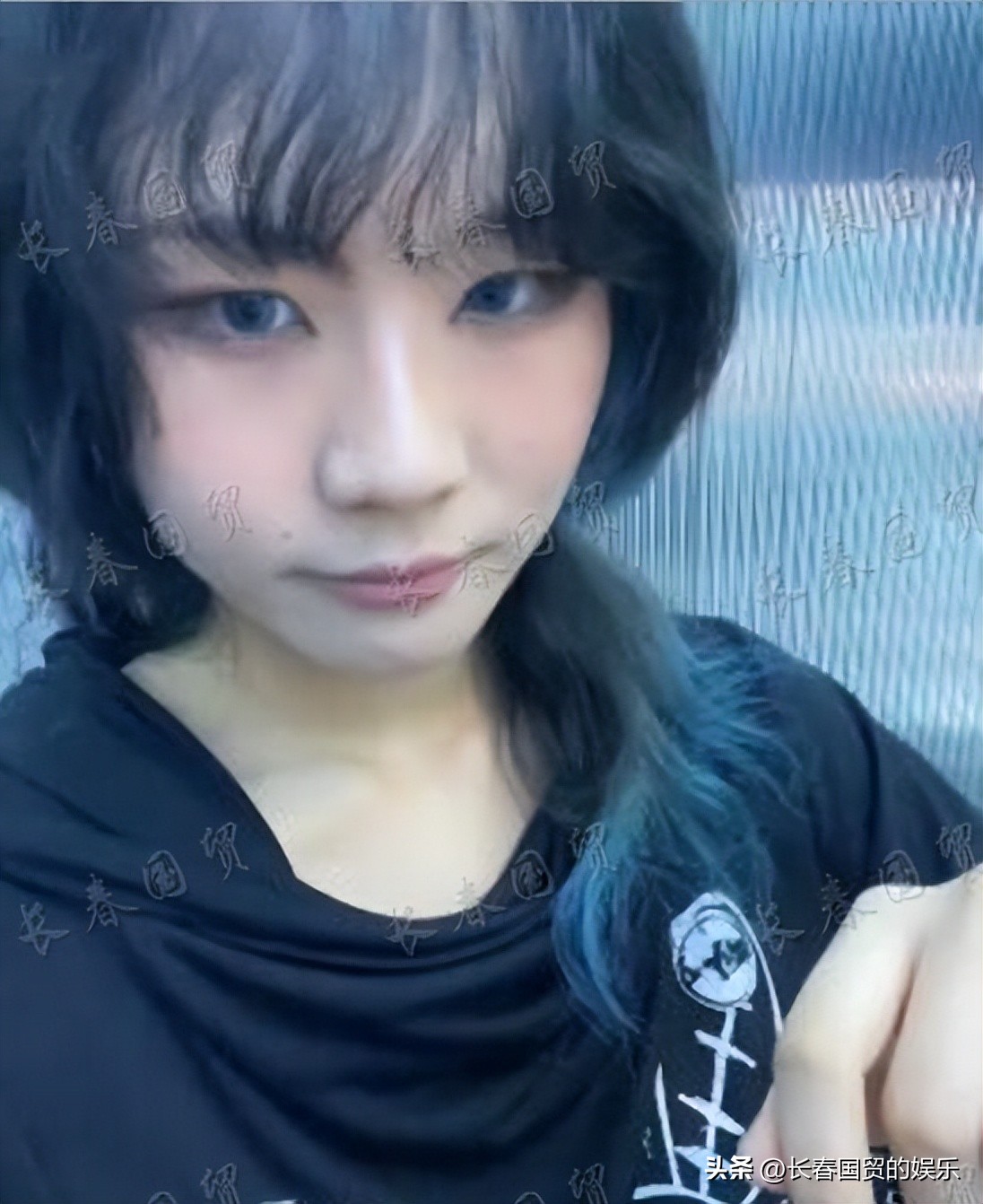 A recent photo of Dou Wei's 19-year-old second daughter was exposed ...