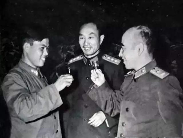 In 1956, what caused Zhang Aiping and Yang Chengwu to fight each other ...