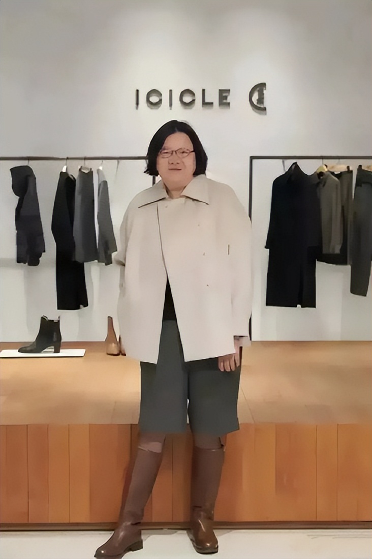 Chen Kaige's ex-wife is really fashionable! Wearing a 20,000 yuan ...