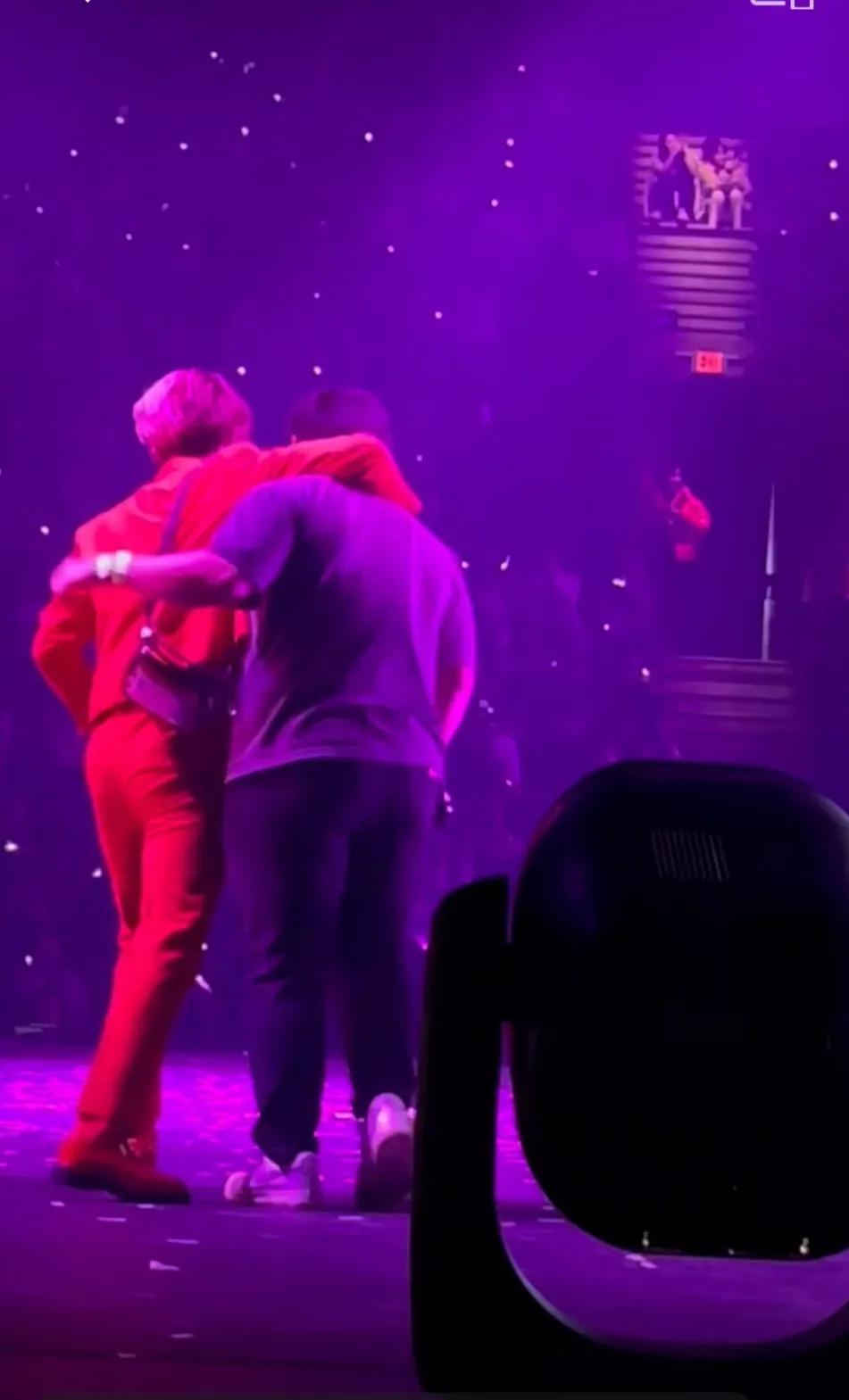 Male fans knelt down to propose marriage infatuatedly at Wang Jiaer's ...