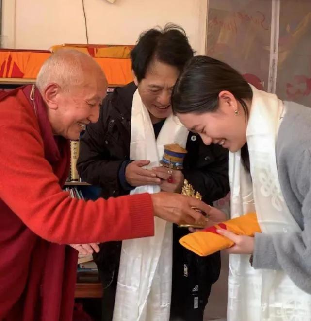 Jet Li is a Buddhist believer. He took Li Zhi and his daughter to meet ...