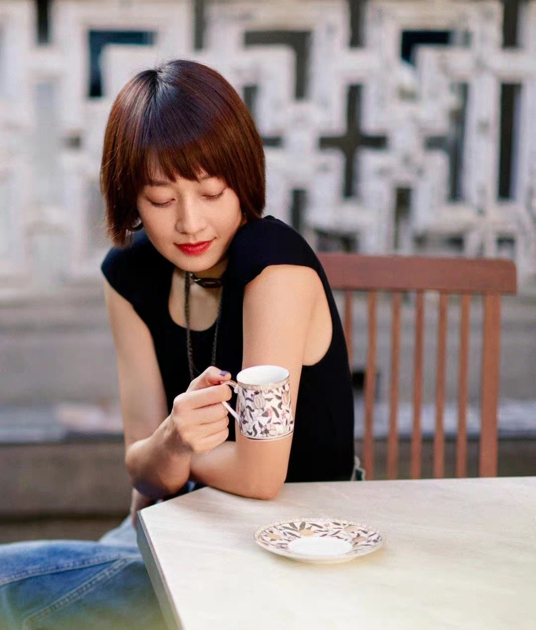 Ma Yili's new look is online, with short bangs and red lips, wearing a ...