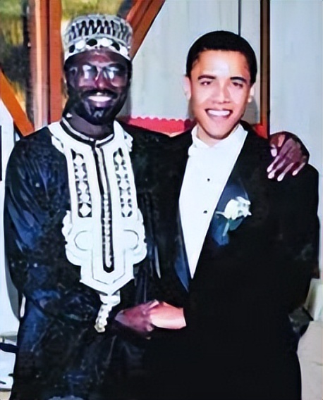 Obama returns to Africa for the first time, helps grandmother carry ...