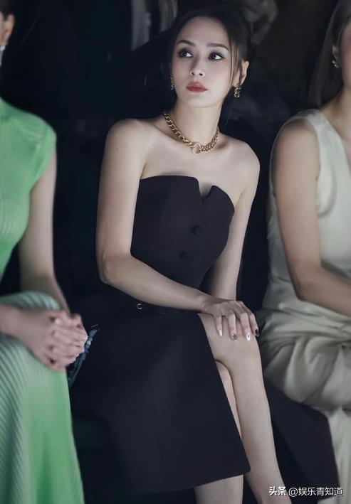Gillian Wang Ziwen wears a large tube top skirt, the former is a resentful and sexy beauty, and ...