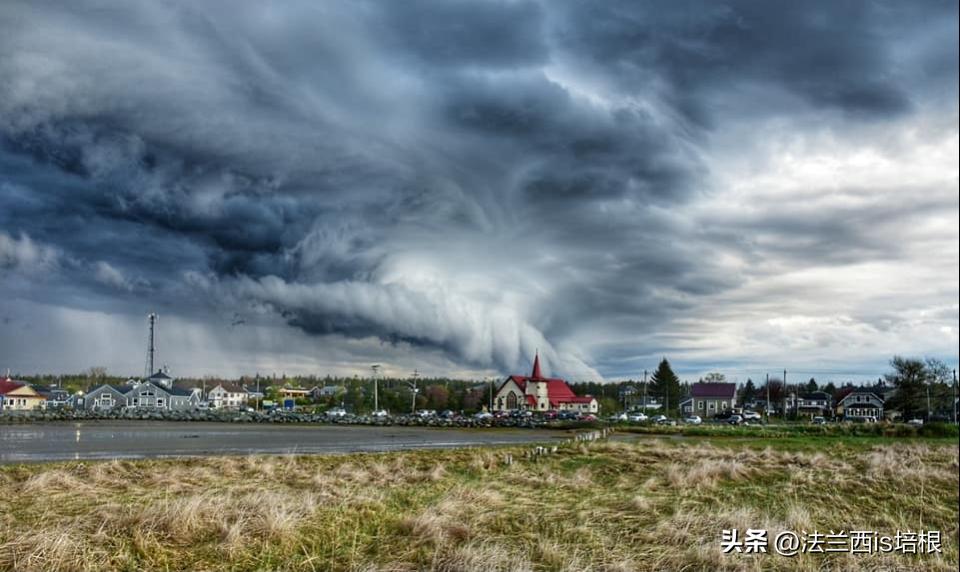 "Tsunami cloud" swept half of the sky, like a 100-meter-high wave, is ...