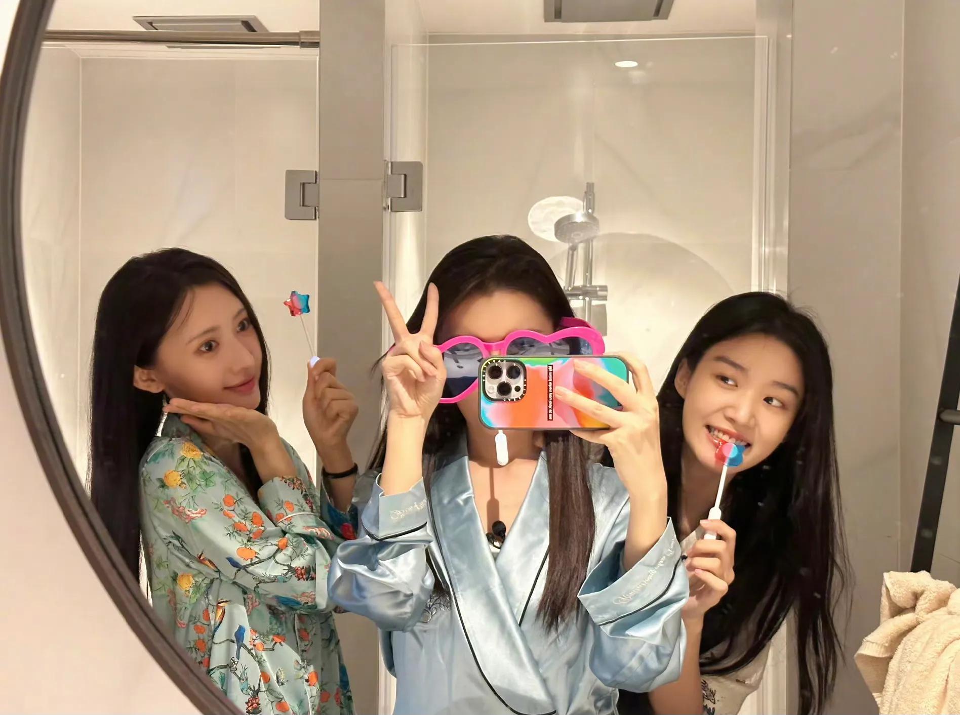 Jiang Yiyi took a group photo with Ao Ziyi, wearing the same color and ...