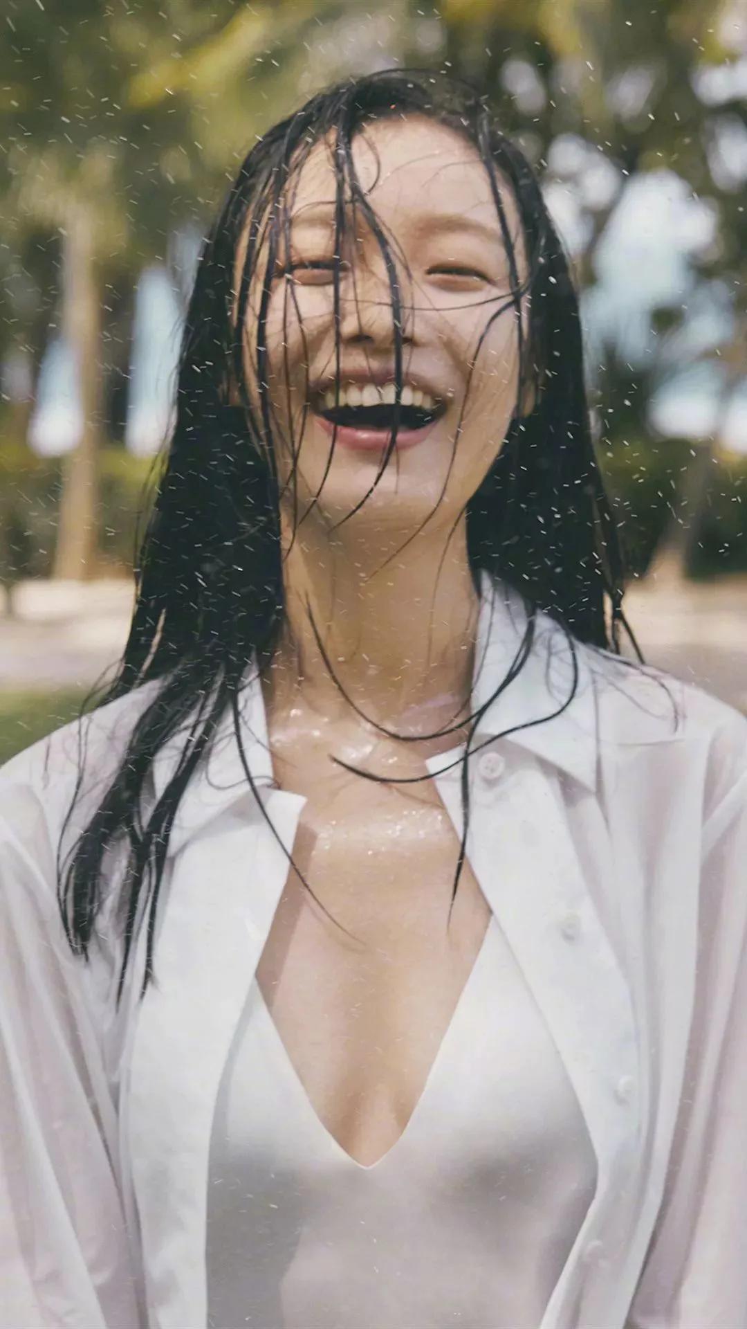 Ni Ni, with a first-class figure and graceful demeanor, has stunning photos and beautiful ...