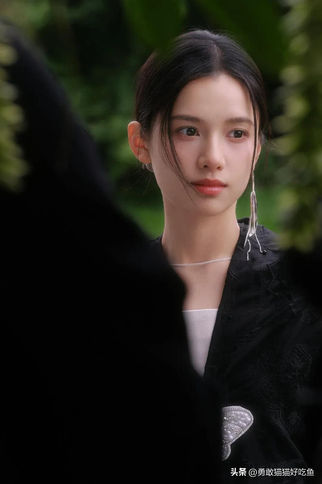 Guan Xiaotong Zhang Jingyi Zhao Lusi - iNEWS