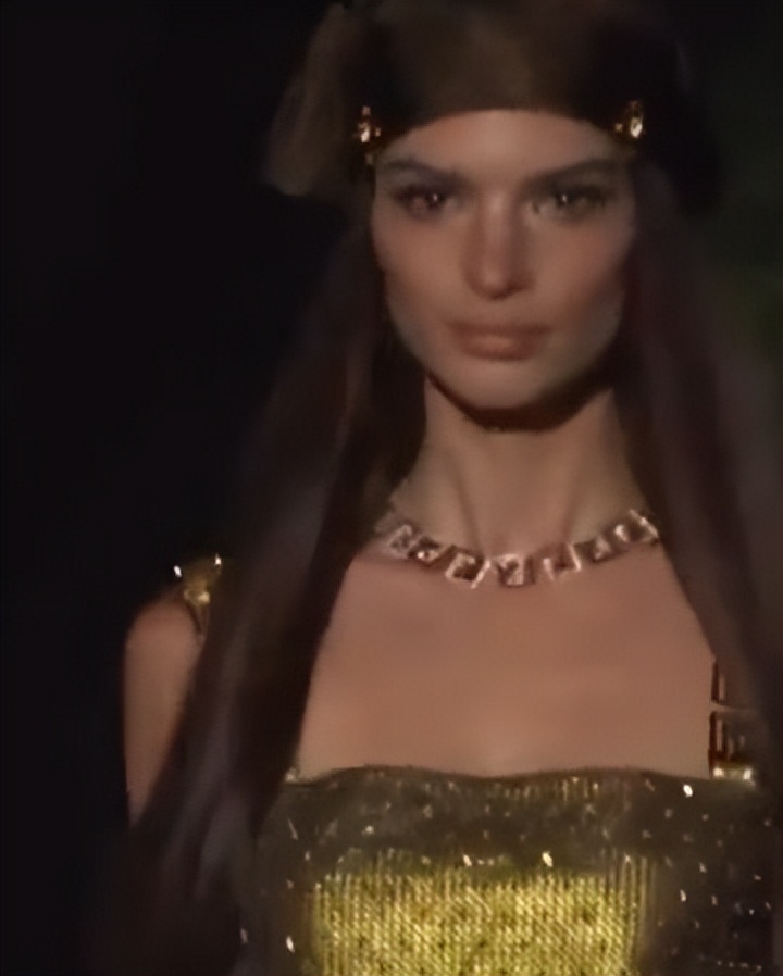 Cosmic supermodel Emily Ratajkowski, hot and in love (15) - iNEWS