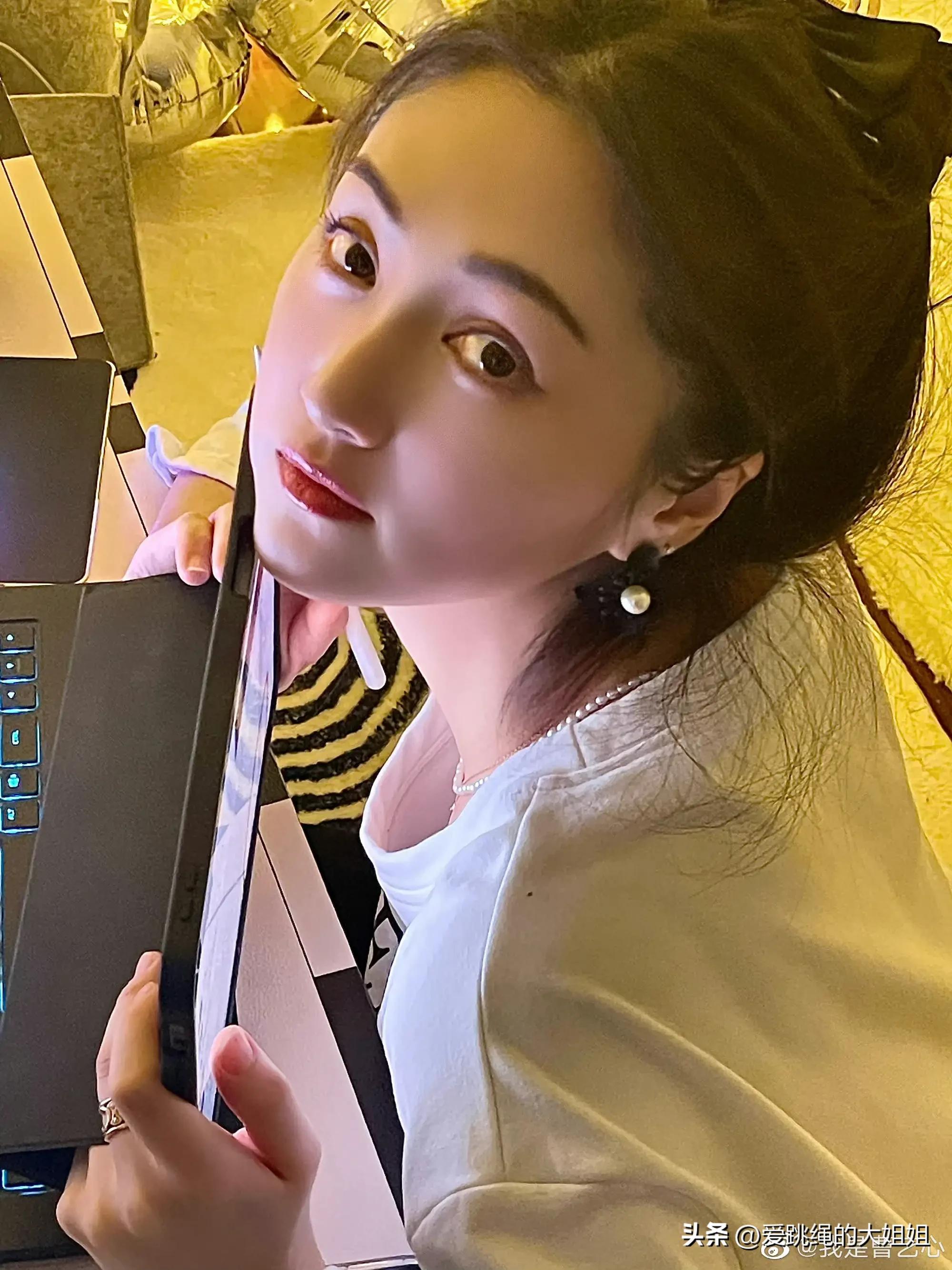 Qi Yu, a scheming stewardess, was scolded miserably for trying to catch ...