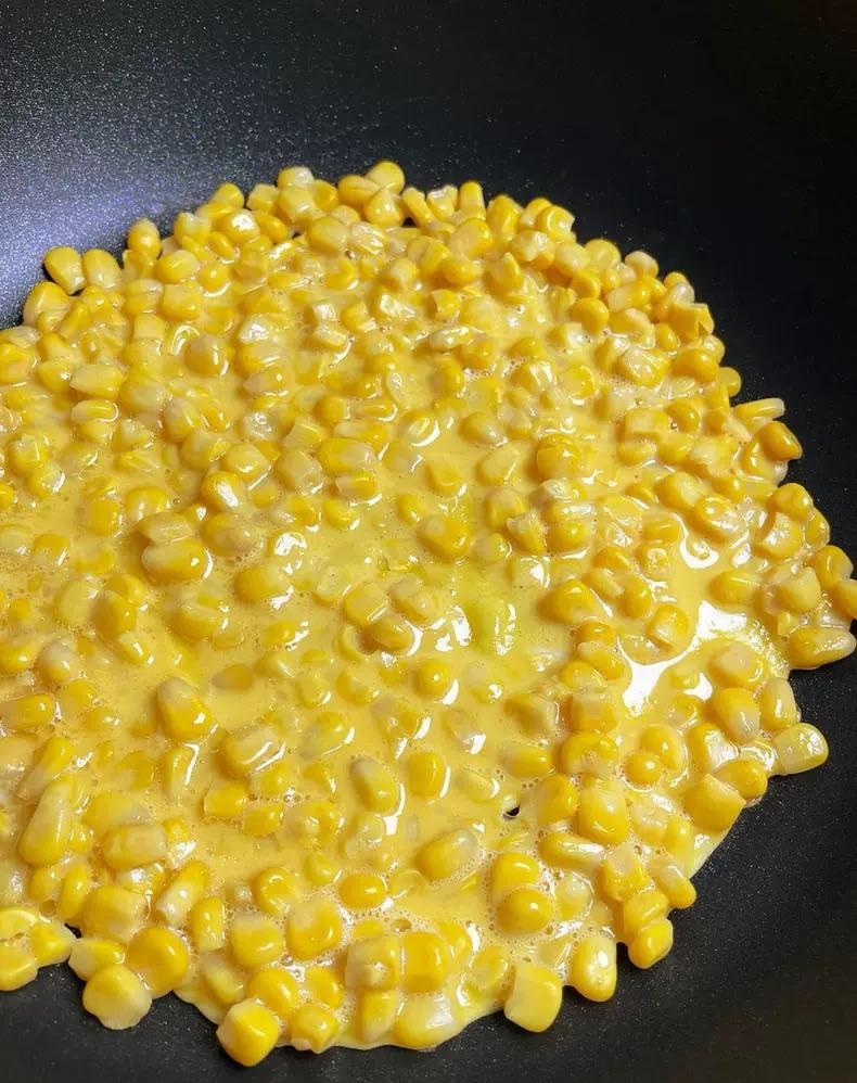 Those who love to eat corn baked are coming here to gather! Fresh and ...