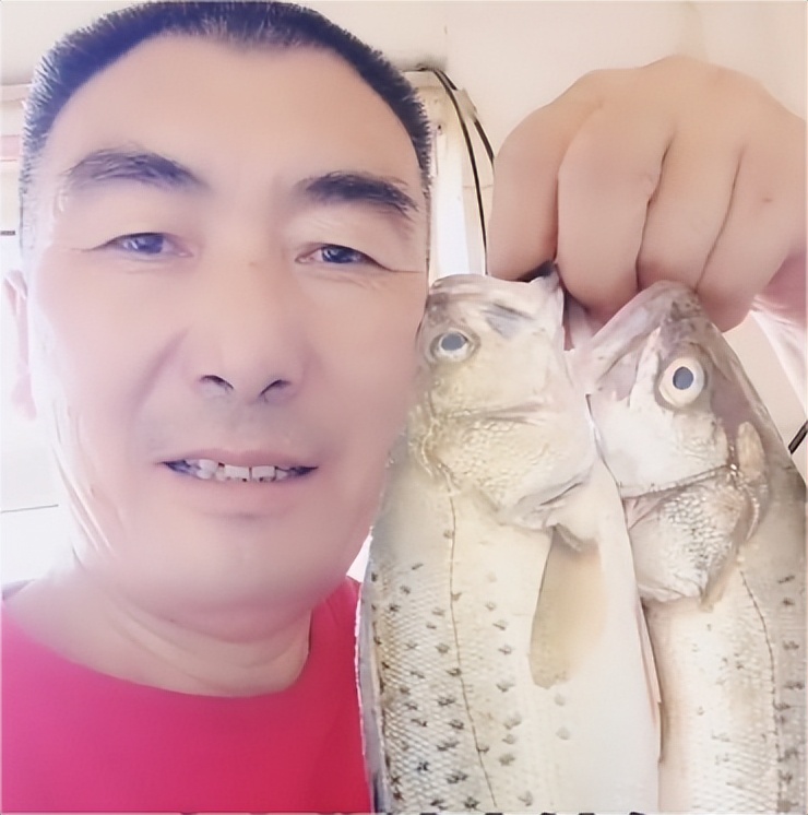 Li Yucheng ate a plate of langba fish alone, and did not forget to dip ...