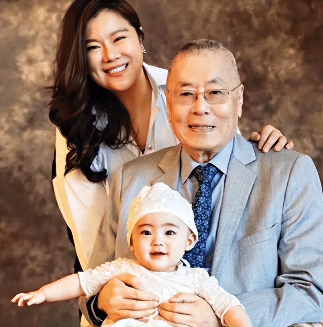 Liu Shikun celebrates her 84th birthday! In the same frame as his 2 ...