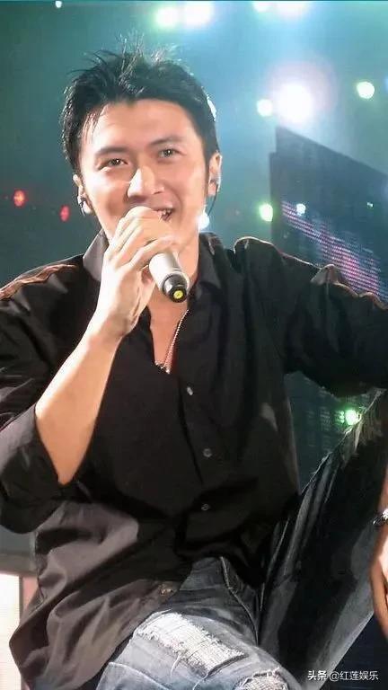 Why is Nicholas Tse's abdominal muscles asymmetrical?Looks a little ...