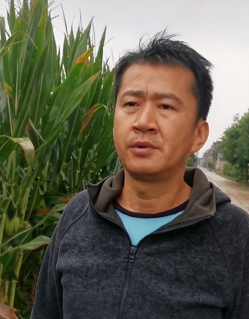 The actor Li Jiaming is eating in the field, steamed bread with ...