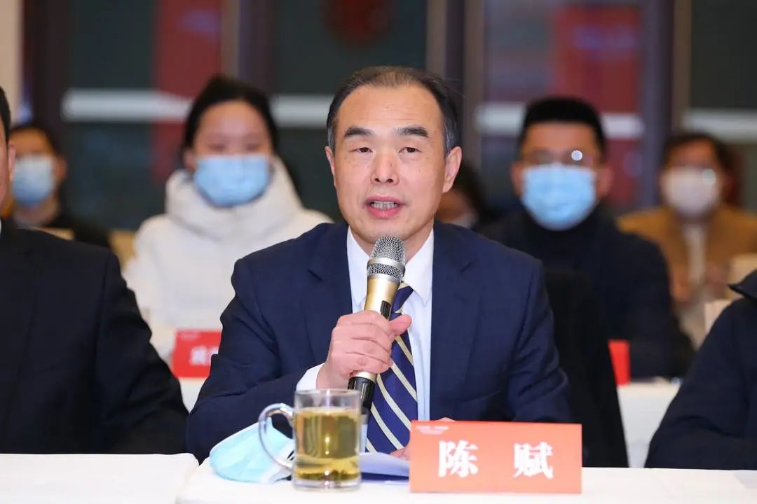 Wen Yuwen and Song Yu, writers and artists of Zhijian Poetry Club, were ...