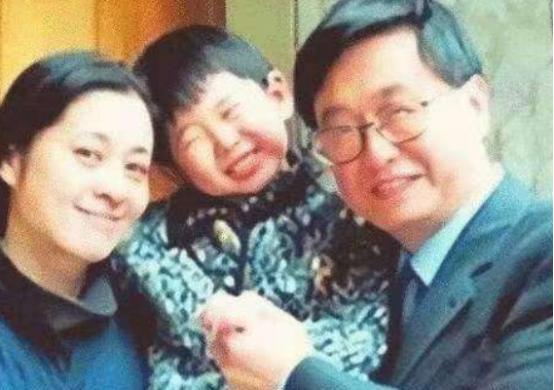 He is the ex-husband of Ni Ping, the first sister of CCTV. His son was ...