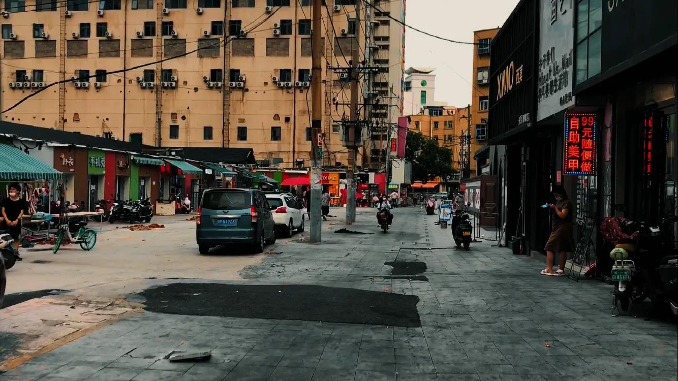 There is a hundred-year-old building next to the Erqi Pagoda, which can ...