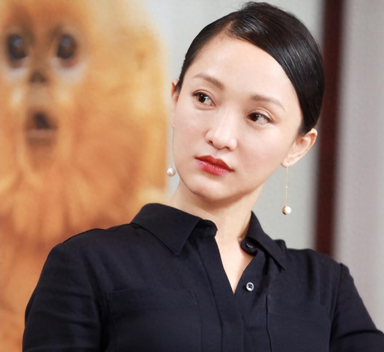 Zhou Xun appeared in formal attire for a meeting in Beijing. His face and slim legs showed his ...