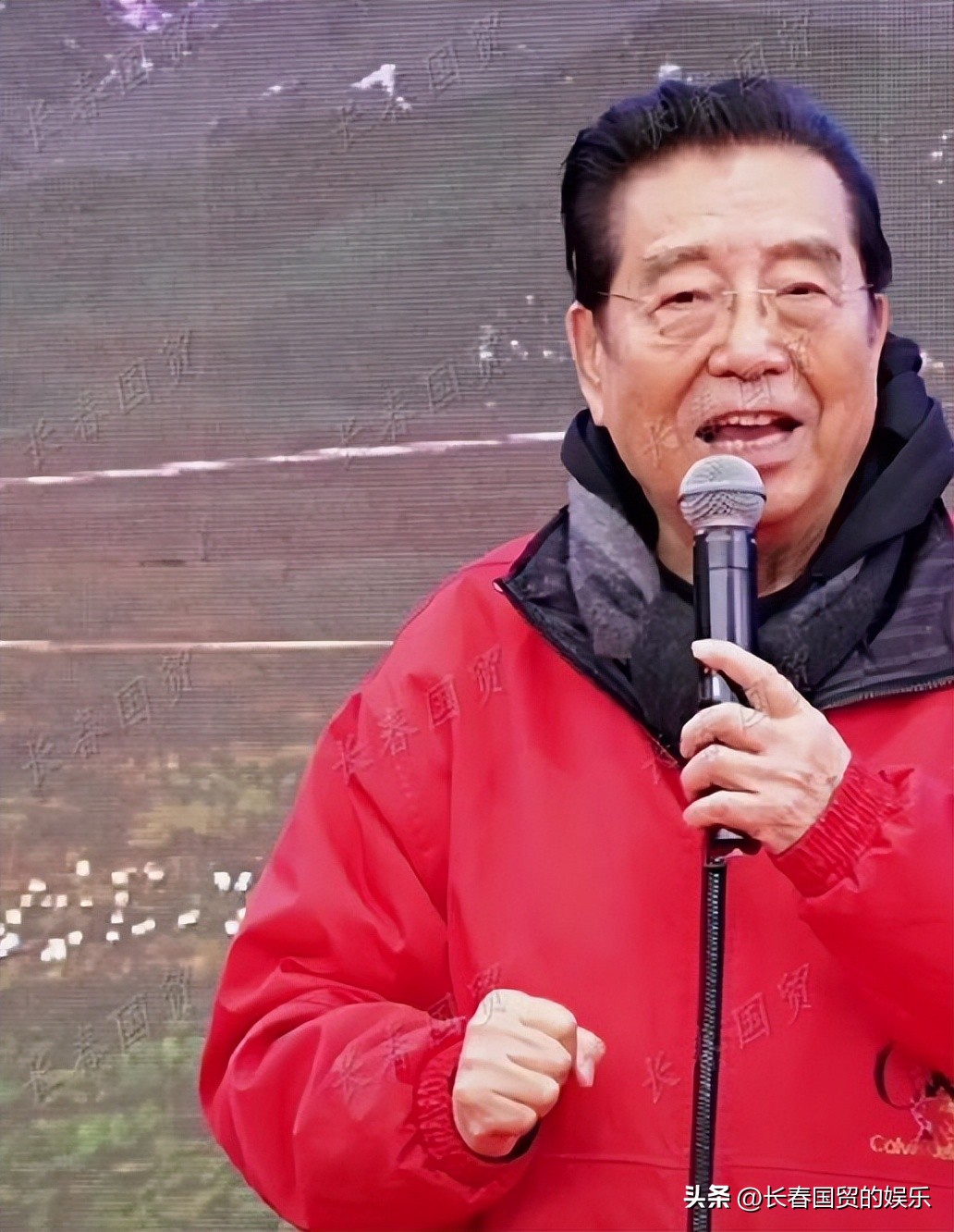 84-year-old Li Shuangjiang rarely appeared on stage to sing, his hair ...