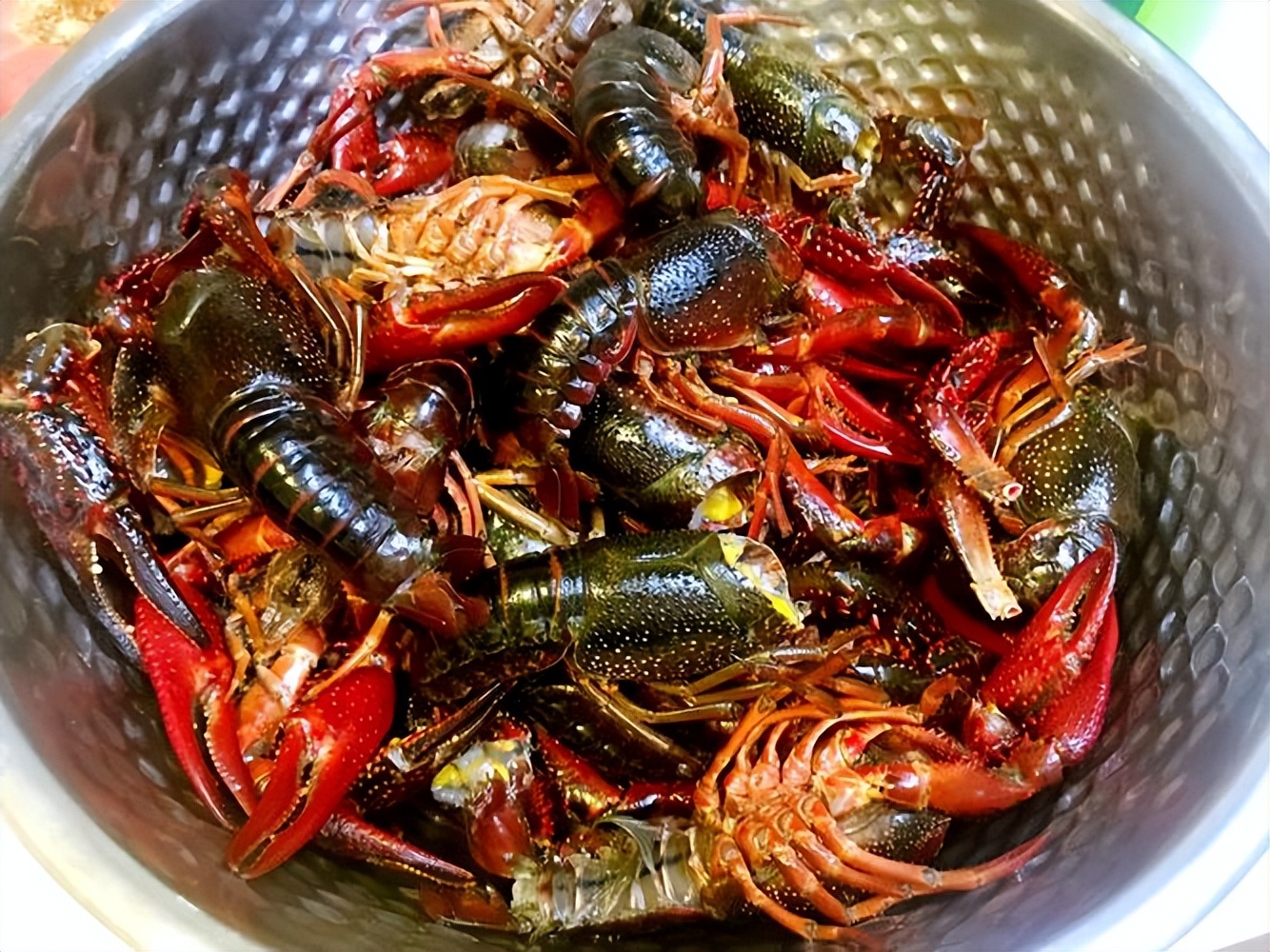 When making crayfish, remember not to just wash them with water. Four ...
