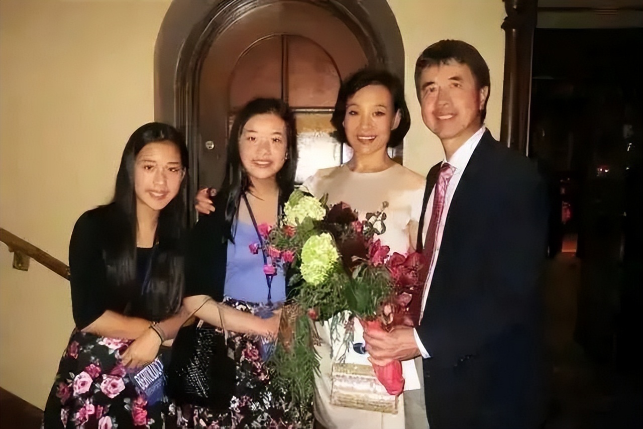 Chen Chong's family of four in the same frame!The two daughters are ...