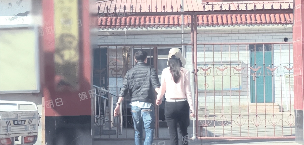 Ye Zuxin was photographed traveling with a girl and they were holding ...
