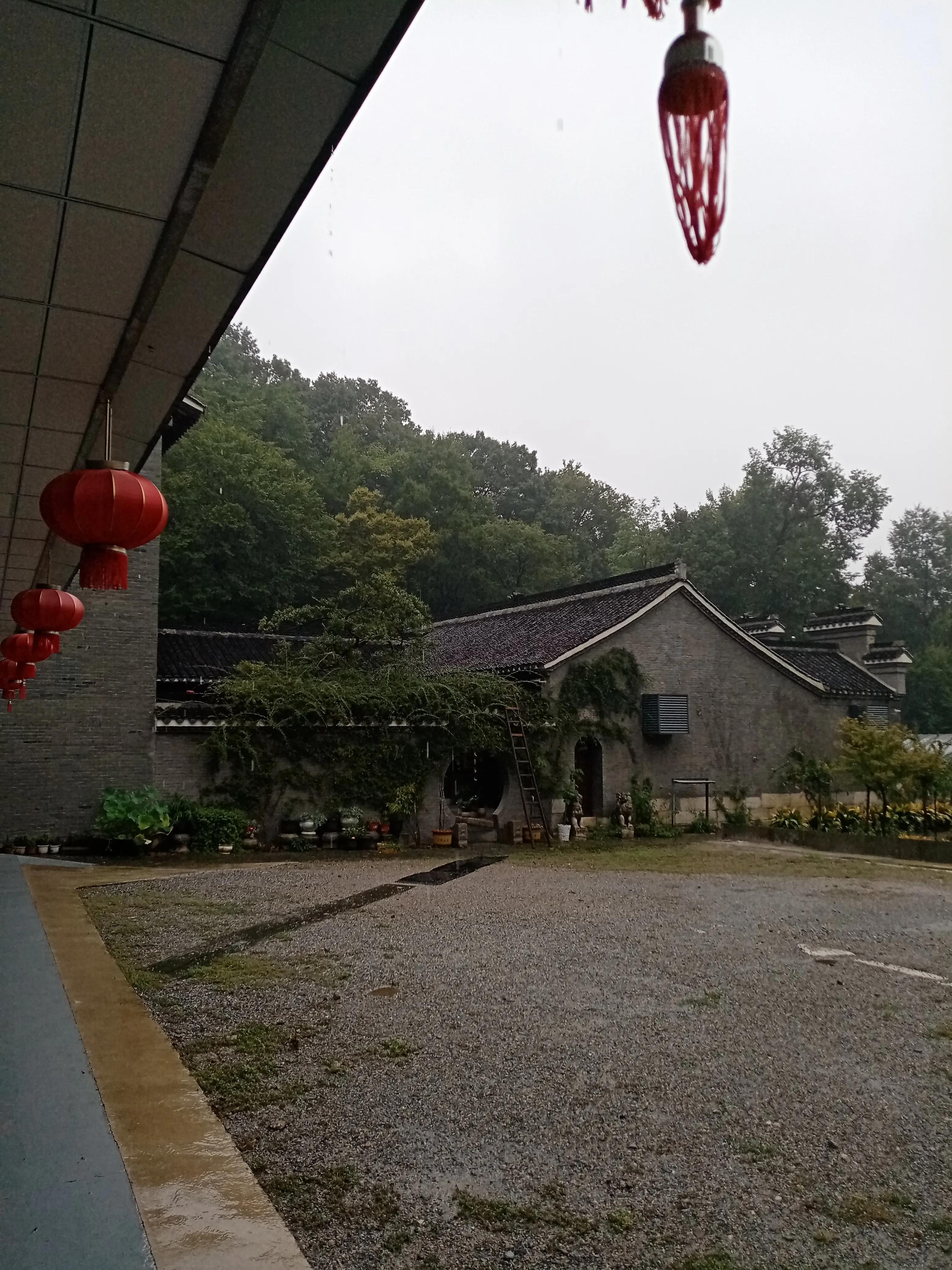 Yuquan Temple in the Rain - iNEWS