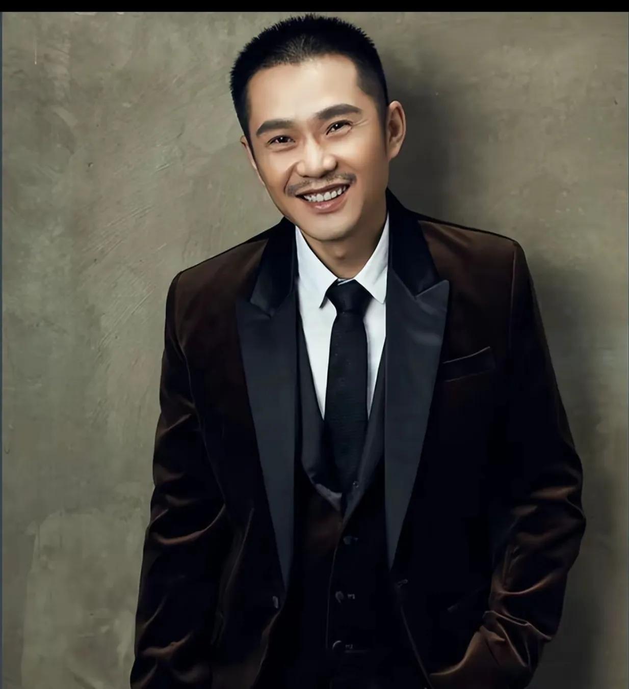 He is a well-known actor, and his lover is not stunning in appearance ...