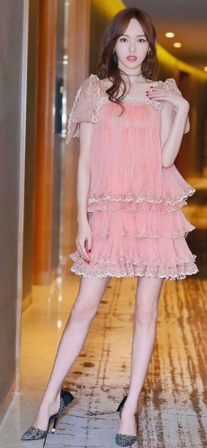 Tang Yan's beautiful legs and feet - iMedia