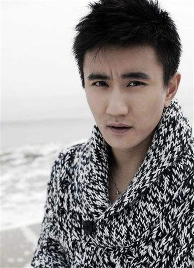 The well-known child star Ye Jing eats roadside stalls, her body is fat ...