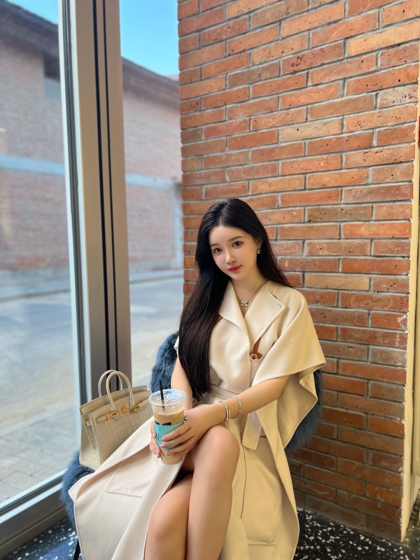 Sun Xinya shows off her perfect figure in a bikini in a fashion ...