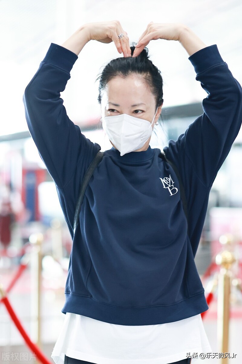 Huang Qishan showed up at Beijing Airport holding a tennis racket in ...